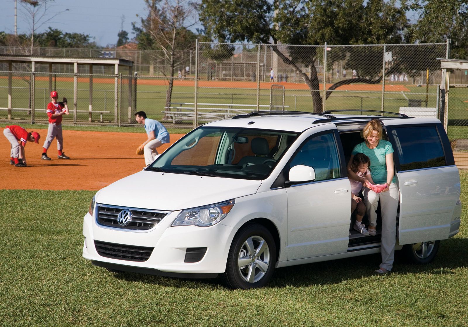 2014 Volkswagen Routan Exterior Photos