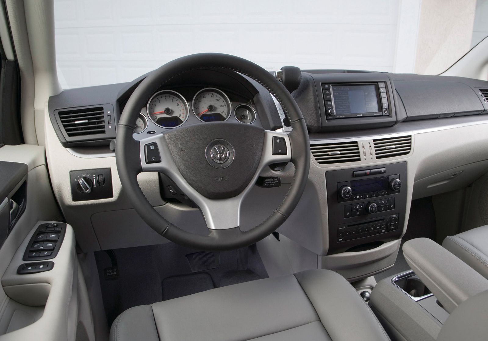 2014 Volkswagen Routan Interior Photos