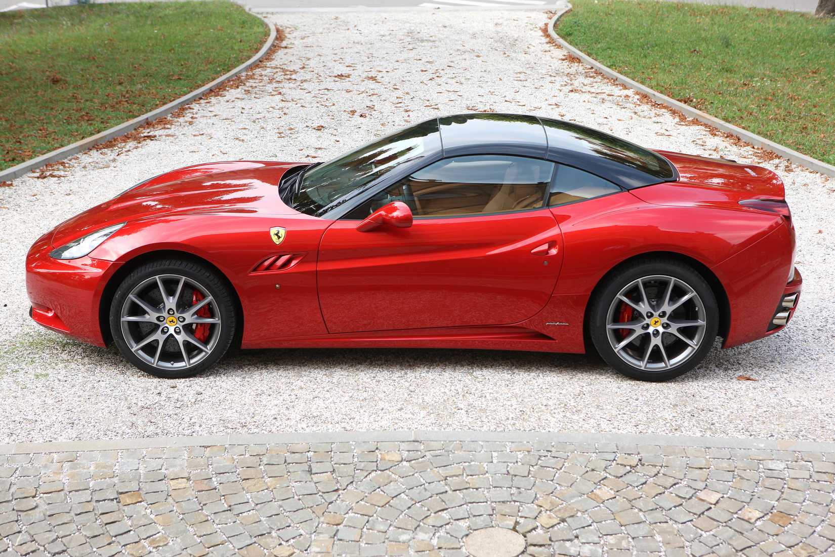 2011 Ferrari California Pricing, Photos & Specs
