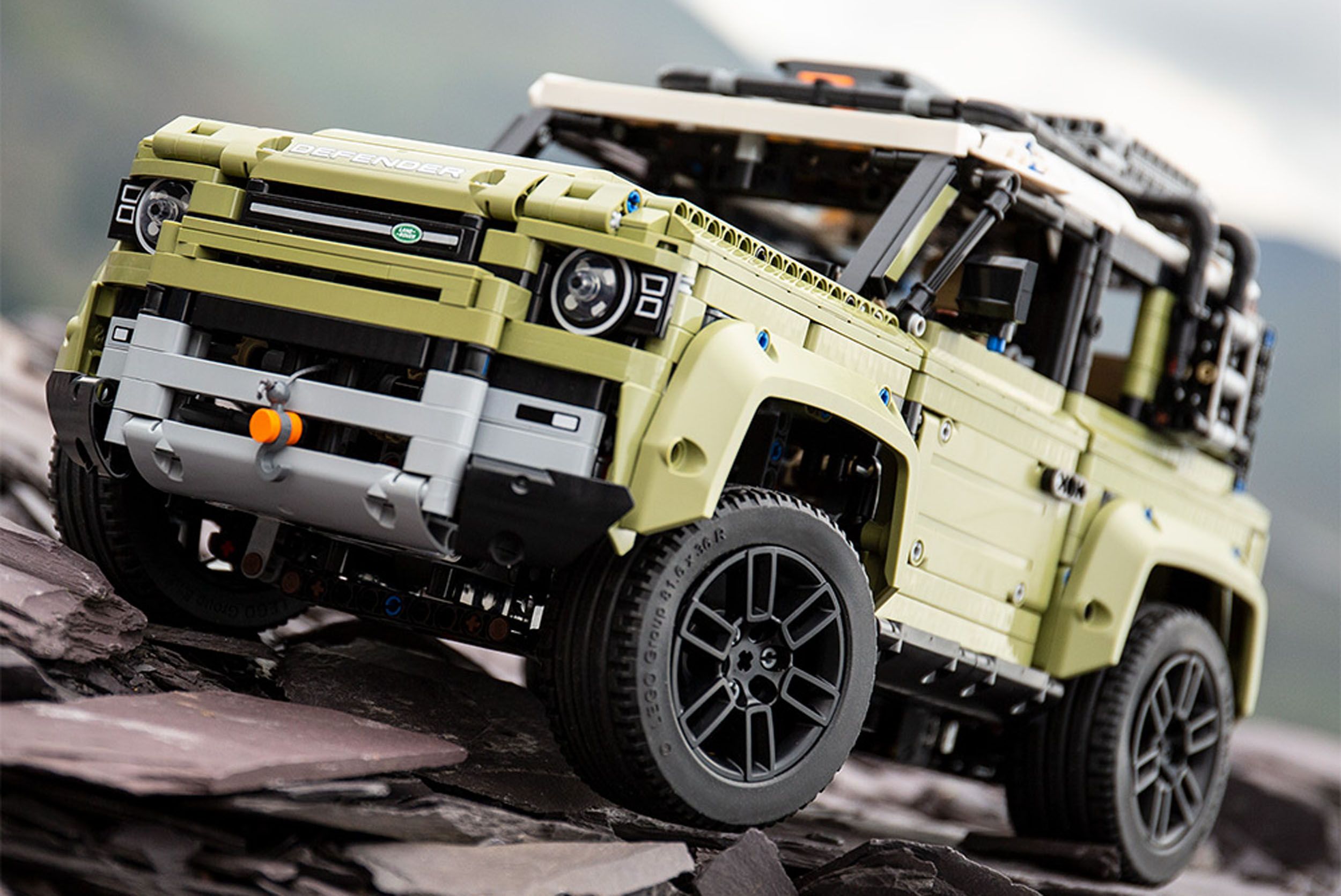 Land Rover Defender Looks Awesome In Lego