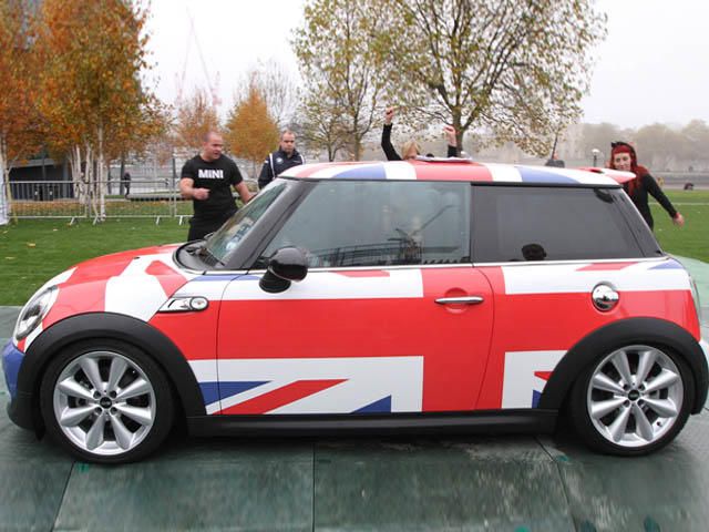 28 Girls Cram into a Mini