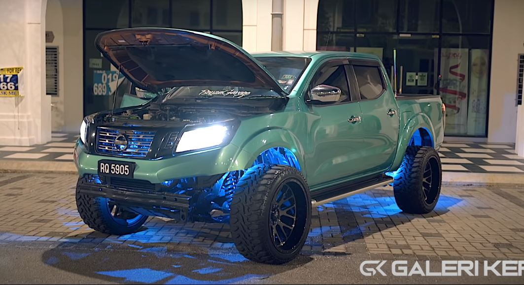 Modified Nissan Navara Looks Mean On 33-Inch Tires