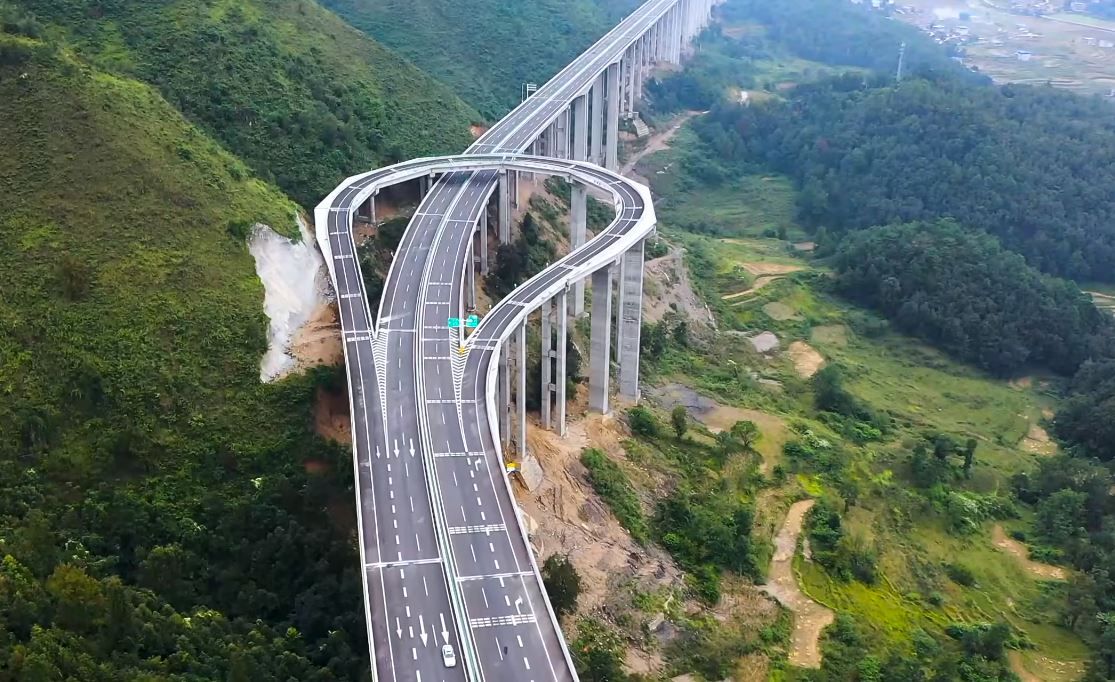 Amazing Mountain Highway Has Giant U-Turn For Drivers Going The Wrong Way