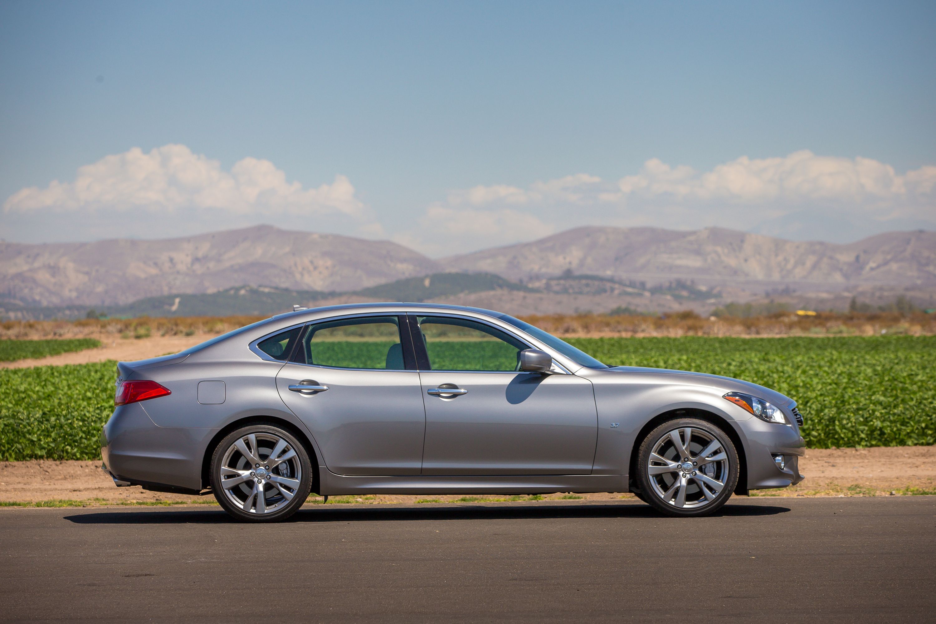 2014 Infiniti Q70 - Specs & Trims | CarBuzz