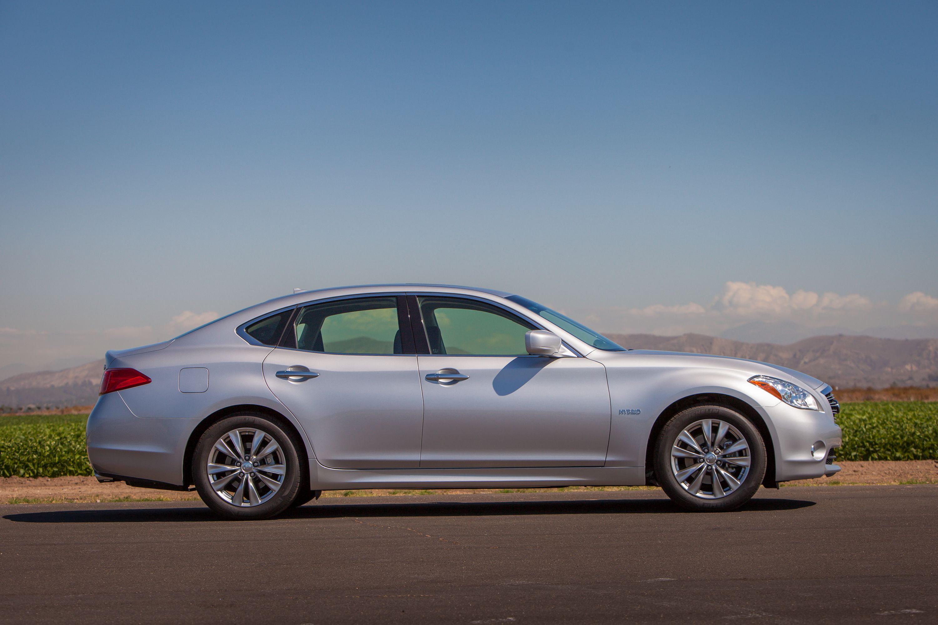 2014 Infiniti Q70 Hybrid - Specs & Trims | CarBuzz