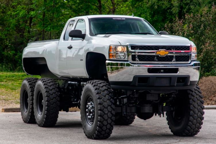 Chevy Silverado 3500 HD 6x6 Looks Ready For War