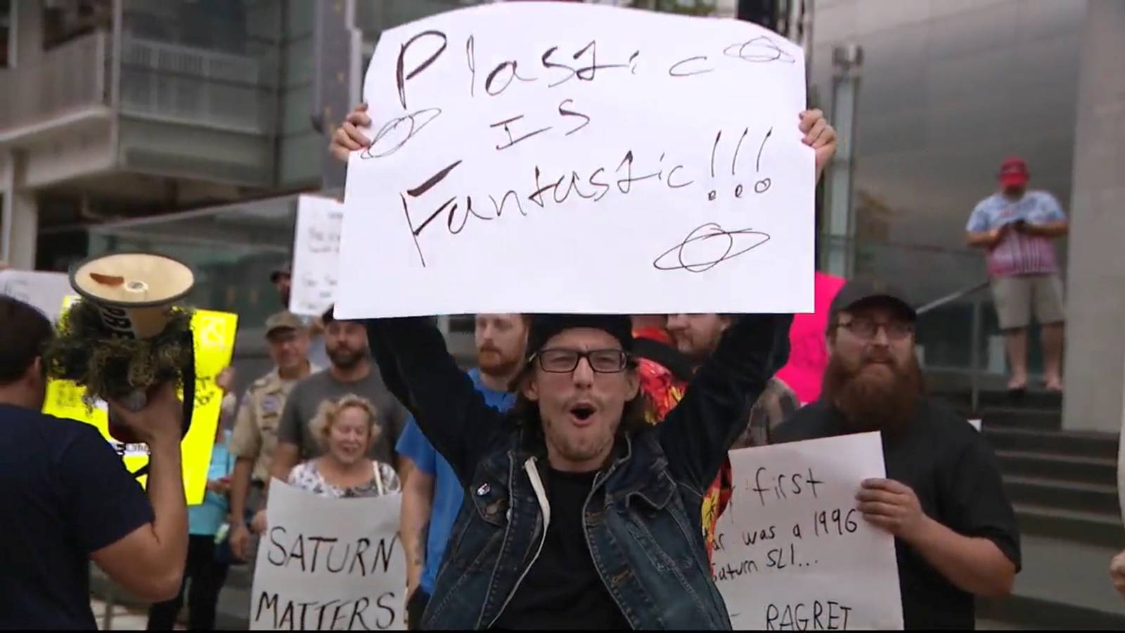 Protestors Plead With GM To Bring Back Saturn