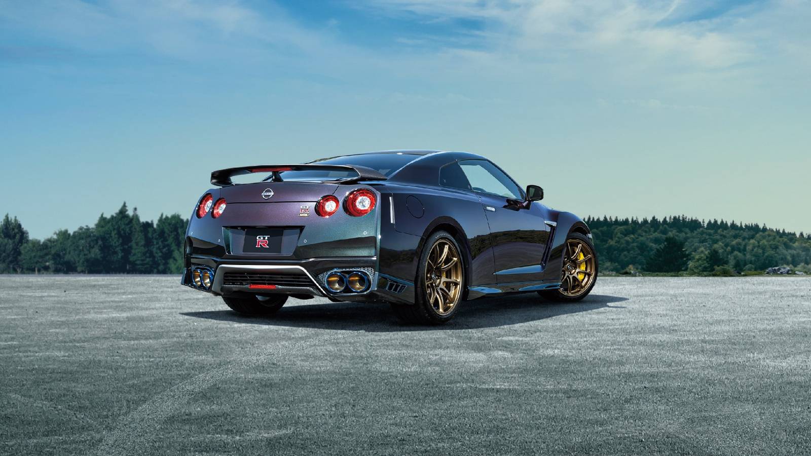 New Nissan GT-R Arrives With Special Colors And Nismo Toys